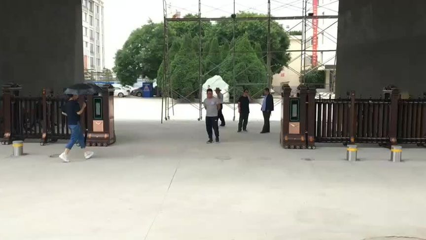 分段伸缩门搭配反恐升降柱3678