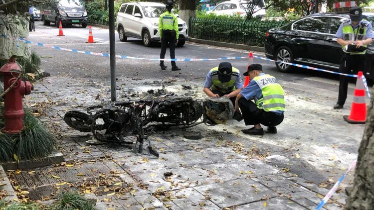 电动车又现爆燃事故 “危险炸弹”如何拆除?