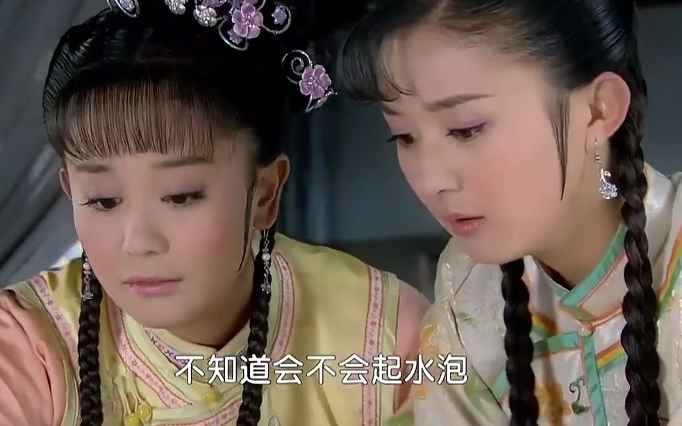 新还珠格格:小燕子帮知县修房子,小燕子房顶掉下来,屁股又受伤了!