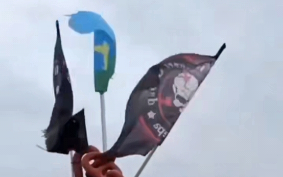 ...立陶宛举起了一面巨大的乌克兰国旗来挑衅俄罗斯。作为了回应,俄罗...