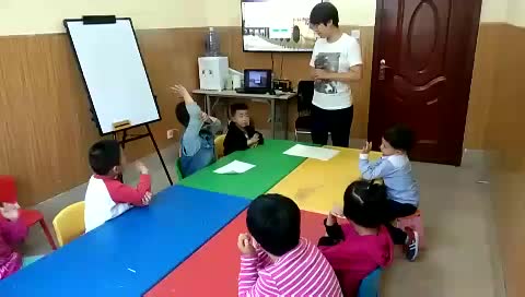 上课与孩子们进行互动问答