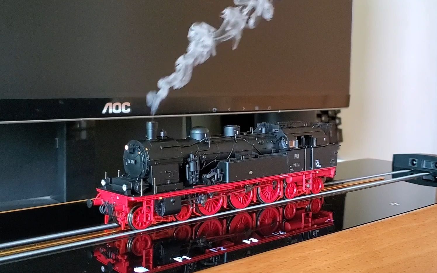 鸣笛婉转悠扬的水柜式蒸汽小客机 PIKO BR78细节展示+跑步机小秀 (...