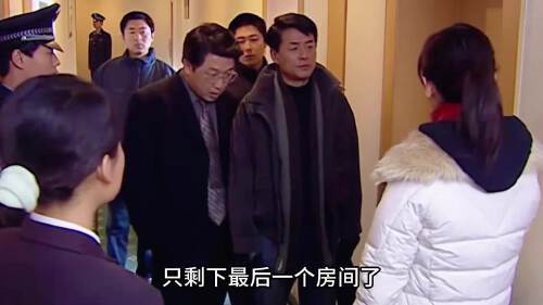 酒店有房却不让住,房卡也被经理单独保管,警察开门后直接傻眼!