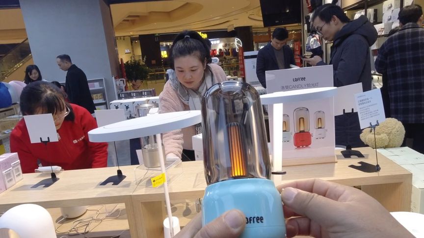 小米有品终于在重庆开店了,电子产品多,应该放服装鞋帽,好试穿