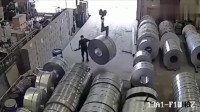 库管员独自吊装钢卷不慎被困,路过工友发现迅速救援