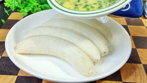 往香蕉里淋2个鸡蛋,出锅就是孩子爱吃的美食,外酥里糯太香了脆皮香蕉