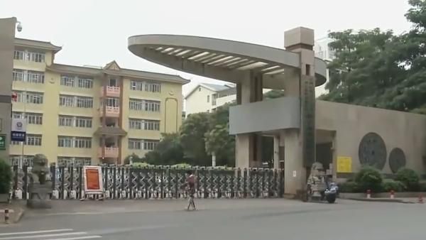 中学生发烧,校方按规让其室友居家隔离