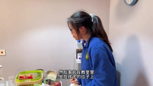 学校开家长会,让孩子和家长一起听,没想到老师也看小鱼儿的视频