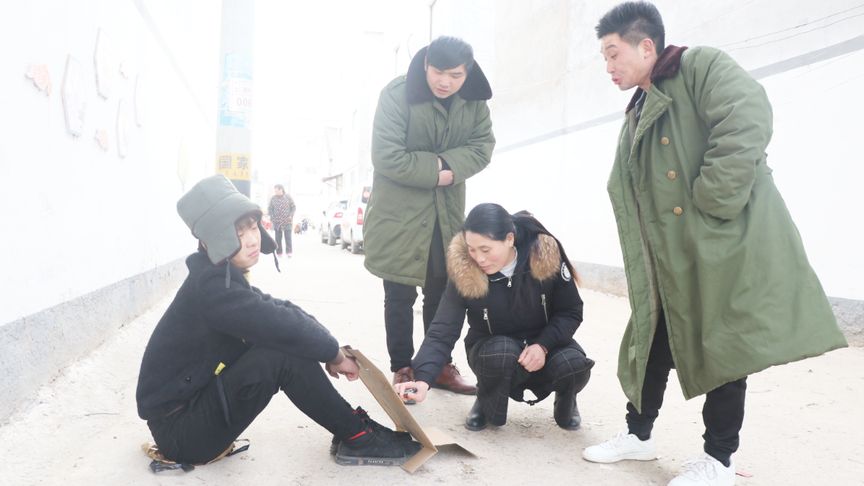 熊孩子路边乞讨,路人的爱心是这样的,太搞笑了
