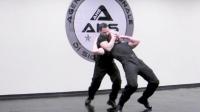 警用伸缩棍(甩棍)训练技巧,特警用一根短棍制服坏人!