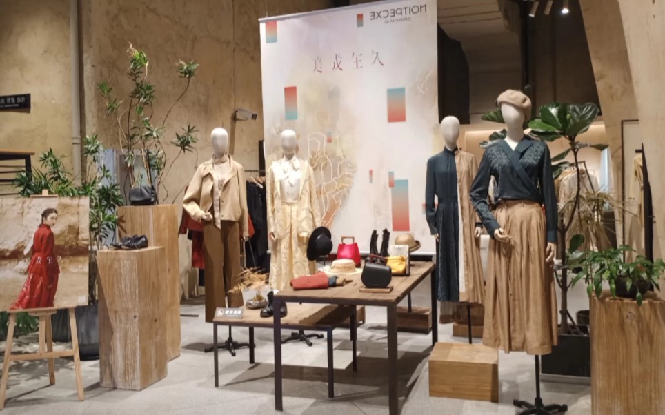 服装店和咖啡馆都开到书店里来了,以后的商业模式将更加共存共荣