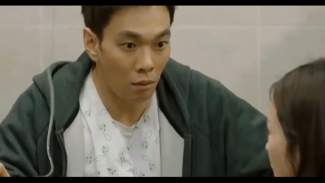 美女拉肚子蹲厕还忍不住放屁的尴尬