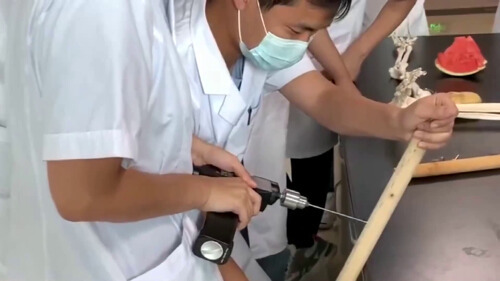 骨牵引实训课,实在找不到合适的材料,只好用拖把杆代替了
