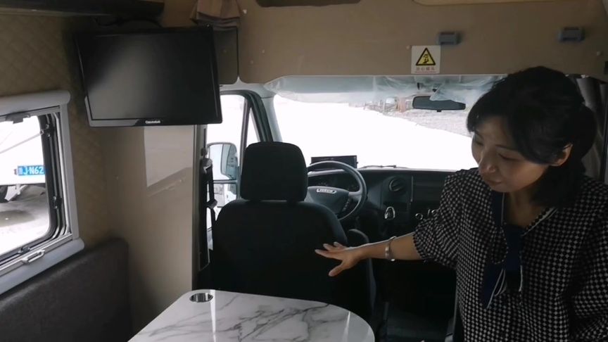 这款房车的配置好高,3.0排量自动挡房车,大冰箱,发电机!