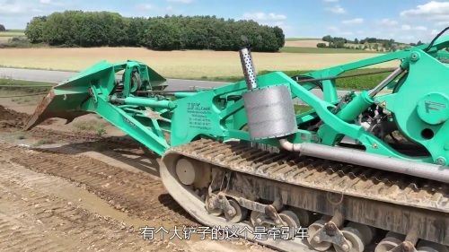 不用挖开地面就能铺电缆?一把铲子插入地下,轻松完成电缆铺设