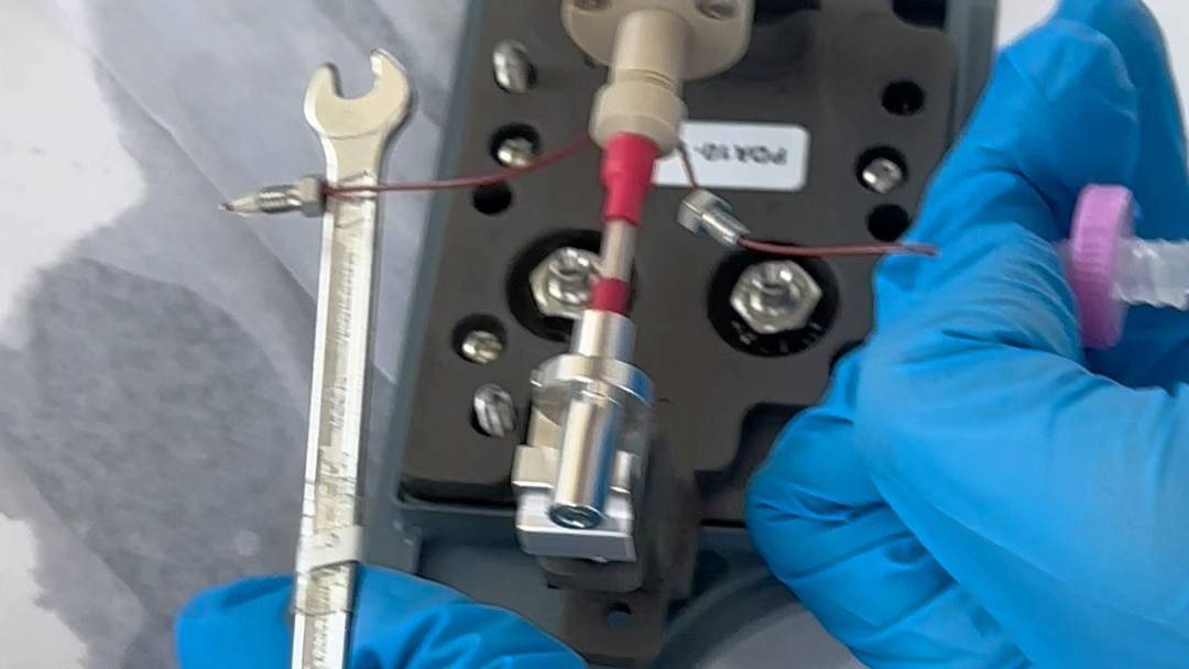 清洗超高效液相的PDA检测器,用甲醇,水,甲醇,依次冲洗。output 管路...
