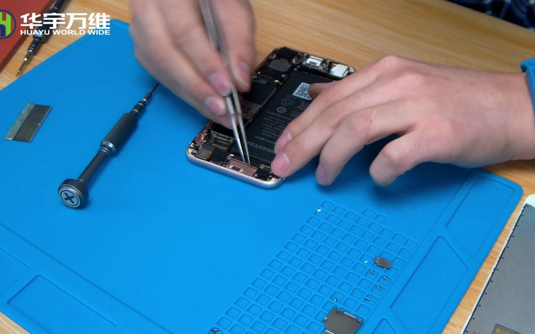 苹果iPhone 6s拆装机教程 -华宇万维手机维修培训