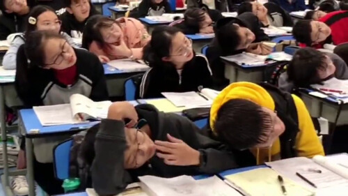 由于电视影像不能倒过来,全班学生侧着头观看,有学生偷懒也发现不了!