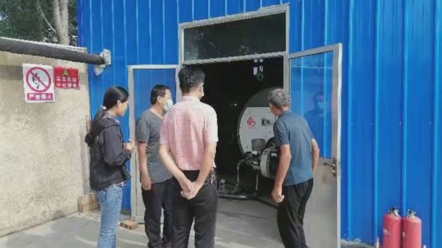 工作人员走访企业,了解企业生产经营情况