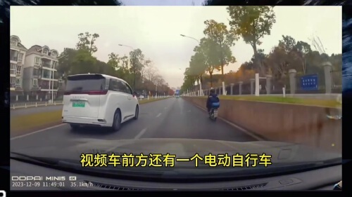 刚经过特殊路段或者前方车辆并排行驶。没有超车条件的情况下,一