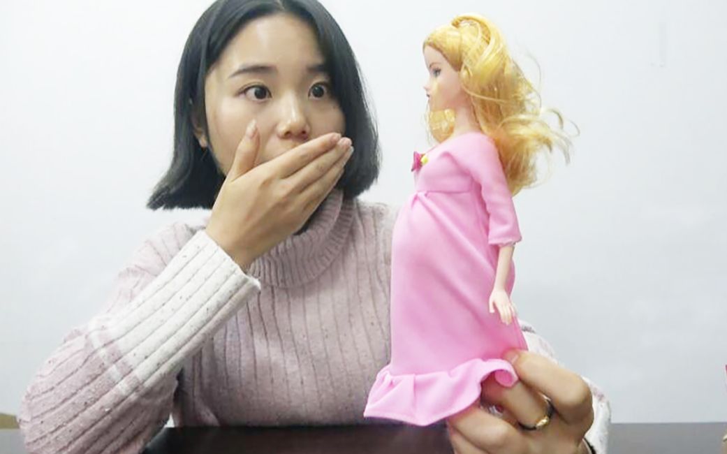 试玩“孕妇芭比”,芭比娃娃要生小宝宝了,小宝宝会是什么样子呢