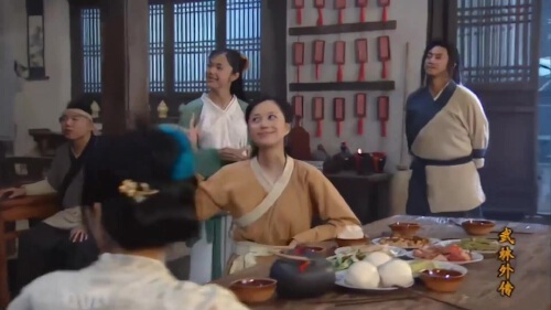 武林外传:柳家姐妹看众人没有被迷晕,顿时尴尬起来,想找机会逃出客栈