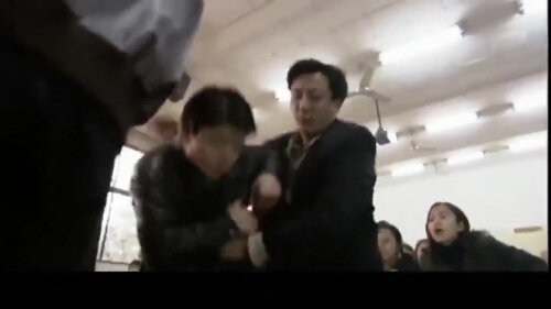 毒枭伪装成老师,在讲台上交易,不料缉毒警察就坐在下面