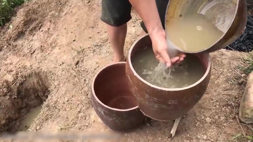 原始技术,制作一个简易的污水过滤器,这水过滤完也不能喝吧