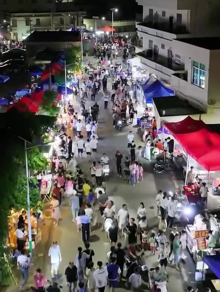 全红婵回家第一天,整个村子人山人海,大门都围满了人,一个人带火了整...