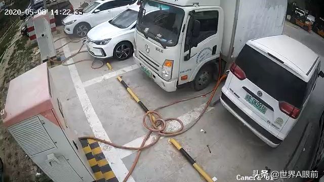 东莞一冲电桩起火 连烧数车