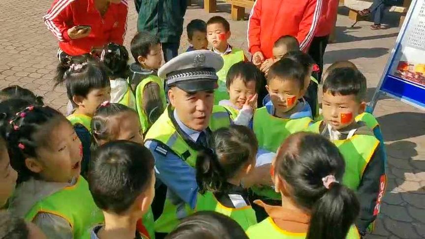 本溪溪湖交警大队开展“国庆中秋"双节交通安全宣传活动