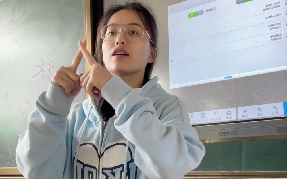 课前热身小游戏学生们都很感兴趣,唤醒学生,以最饱满的精神开启学习...