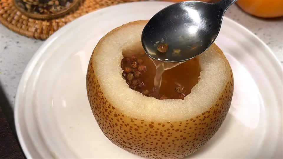 最近嗓子不舒服的特别多,可以试试这个花椒蒸雪梨