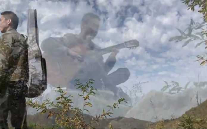 在终南山山岭弹一曲《天空之城》吉他独奏