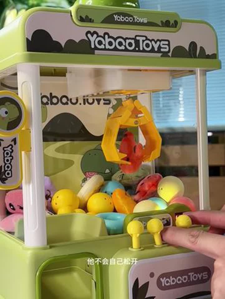 小孩子的快乐其实很简单,一个抓娃娃机就能在家开心的玩好几天,太...