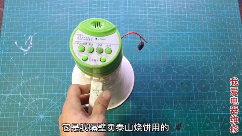 手持喊话器坏了别扔,用手机旧充电线,简单接上就能用