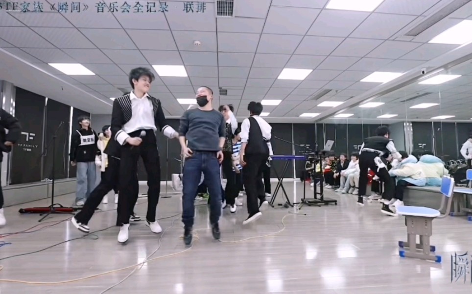 【TF家族三代与四代的亲密互动】一个画风逐渐走偏的舞台!四代小...