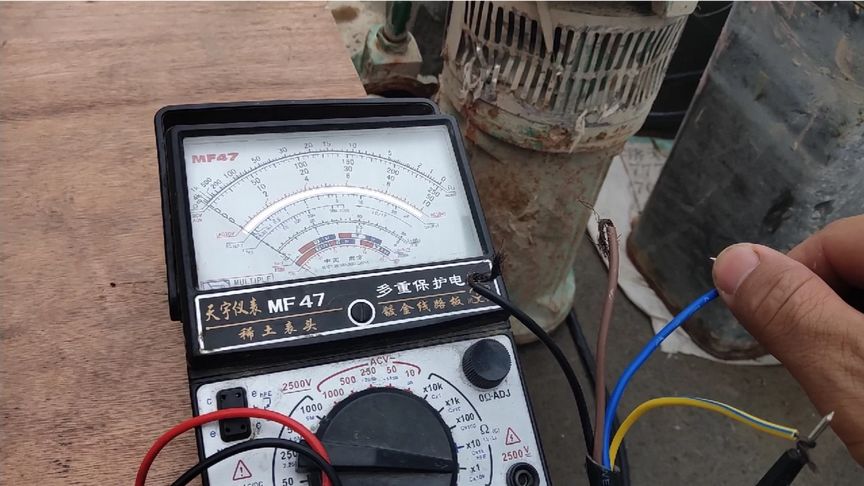 刚安好潜水泵准备抽水,却发现潜水泵是坏的。