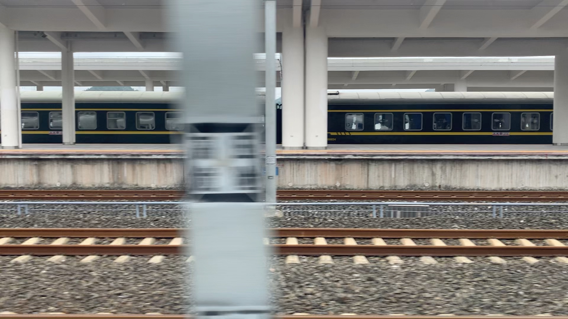 D1852次(广州站-广元站)本务广州动车段CRH2A2388遵义站发车(乘坐...