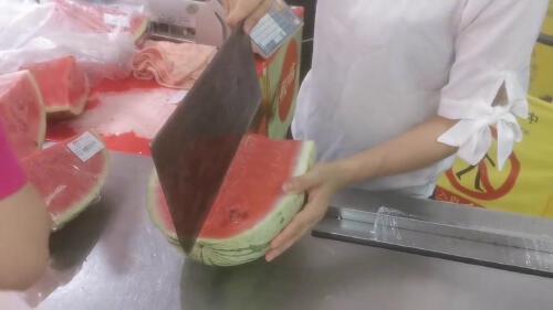 重庆水果店的西瓜刀真是霸气啊,切这样一半的西瓜就要用这样的大刀,...
