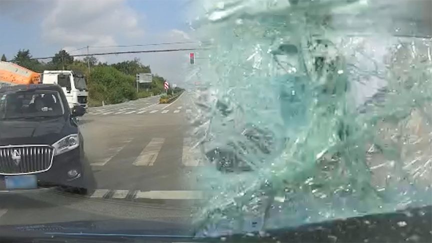 挡风玻璃瞬间碎裂!19岁男子路口闯红灯致两死 记录仪拍下恐怖全程