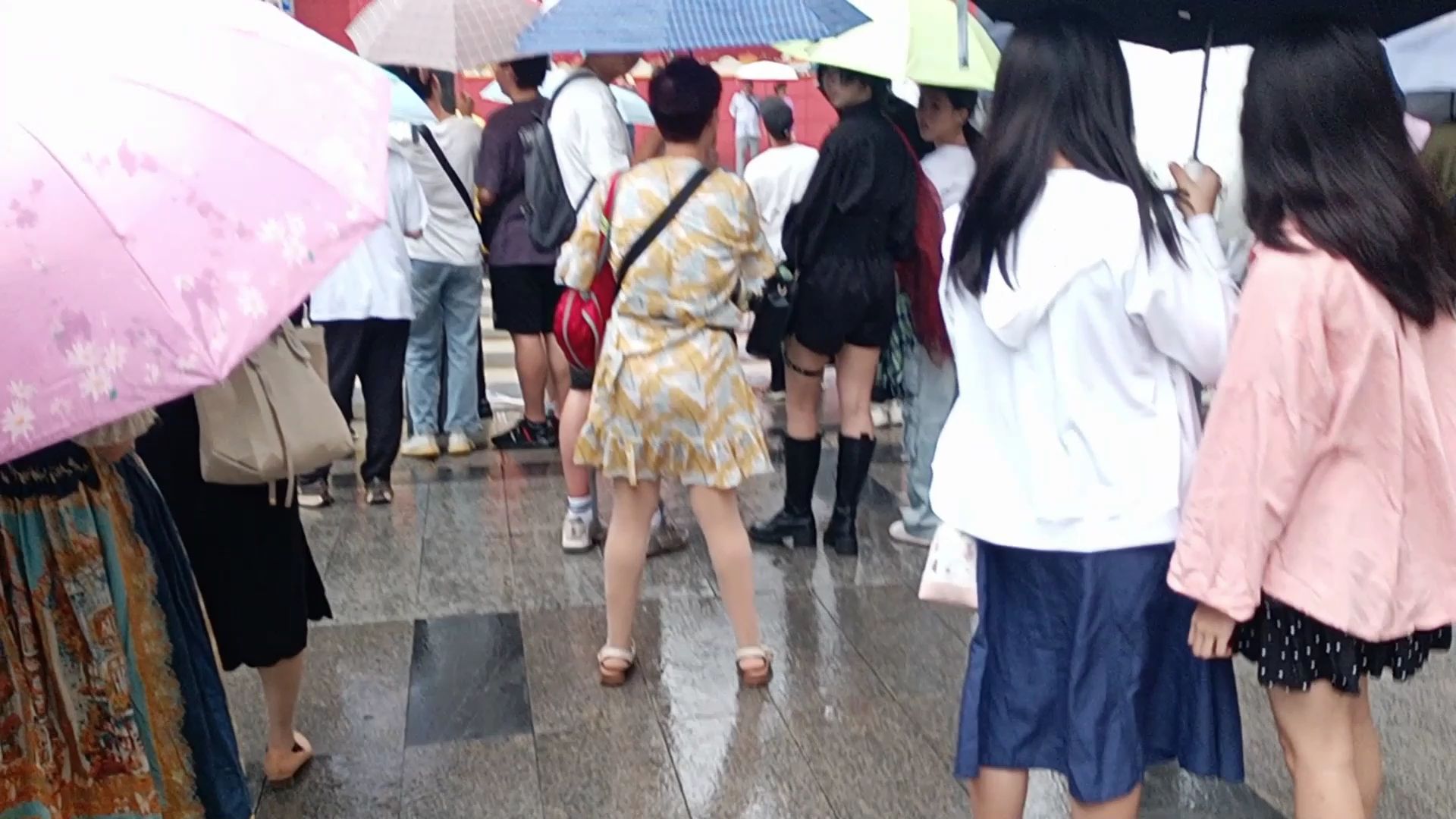 靓妹大腿上绑带子具体什么作用,动漫星城周边妹子让广西二货懵逼