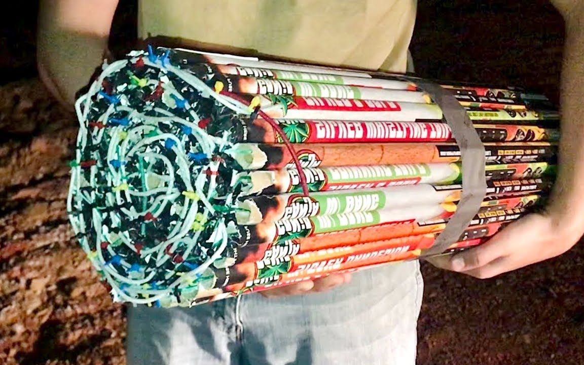 把1000根火箭烟花炮绑起来同时点燃会怎样?卧槽射爆了!