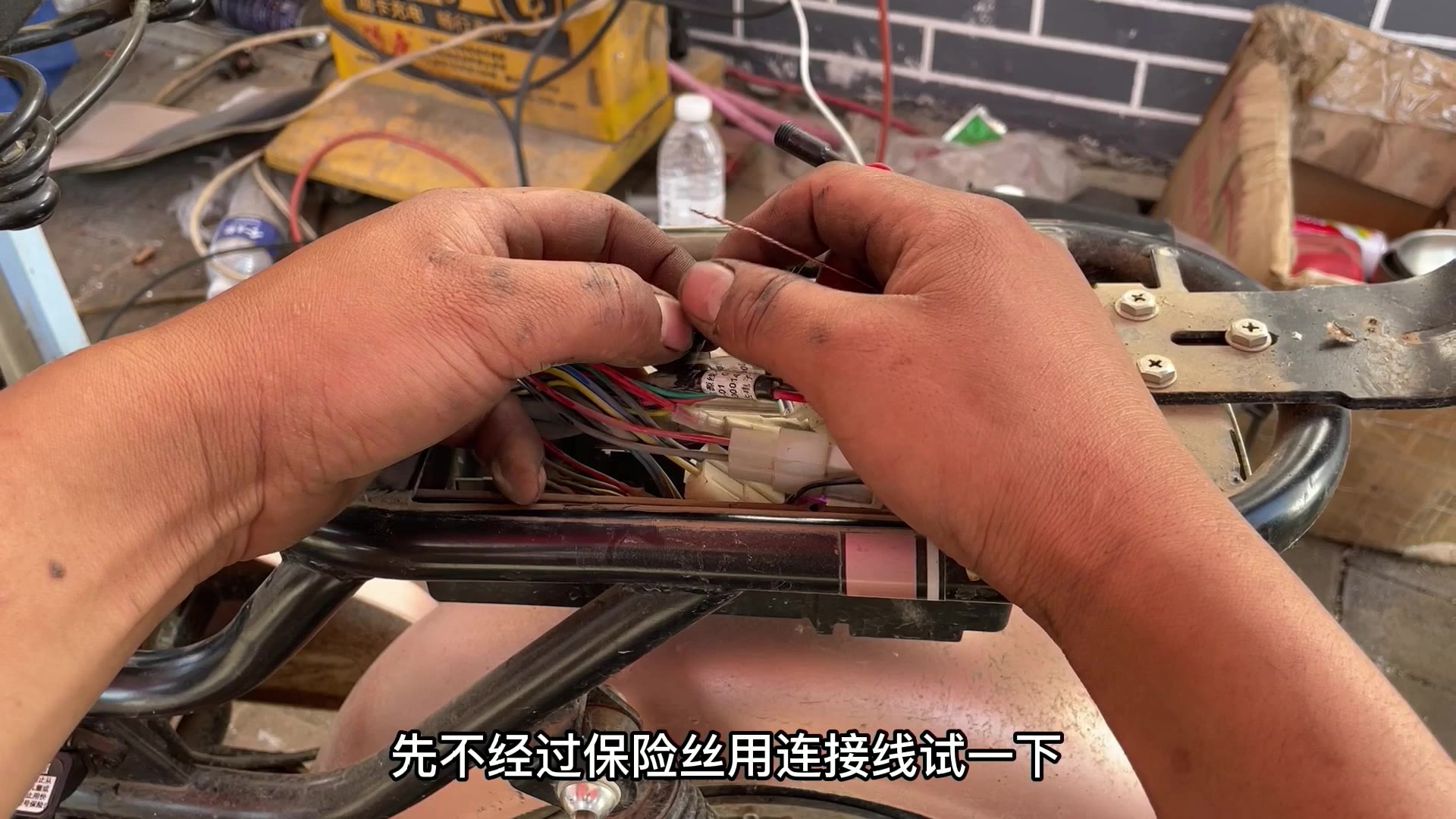 电动车充电器插上不会充电怎么办?师傅教你更换一个保险就能解决