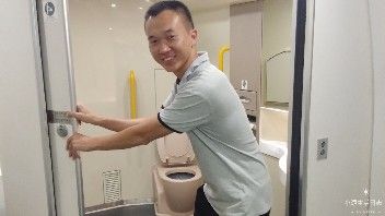 小伙不知动车上卫生间是电动门,手拉关不上,尴尬,你们见过吗