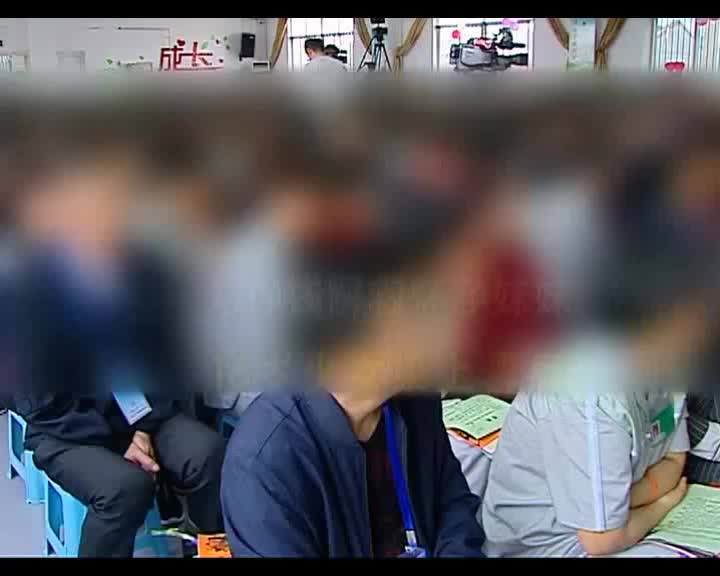 ...后妈却不放弃这个孩子,一年多次来戒毒所探望,终于融化了孩子的心