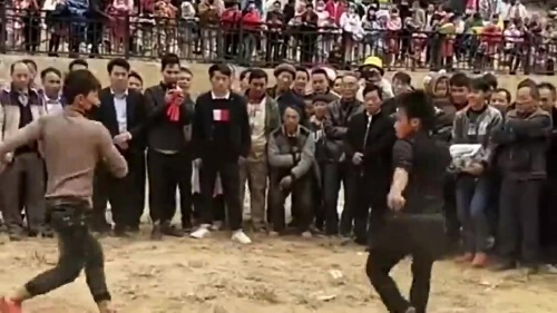 乡村文化活动,只能用脚不能用手,网友:这是武林盟主争霸赛吧!