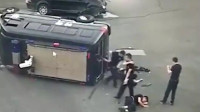私家车侧面撞翻警车,两名特警倒地不起!