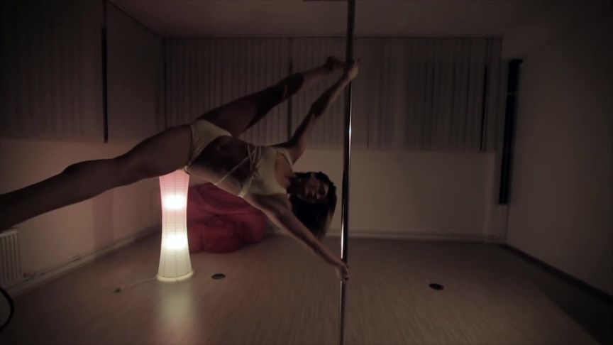 美女跳钢管舞表演,性感妩媚~