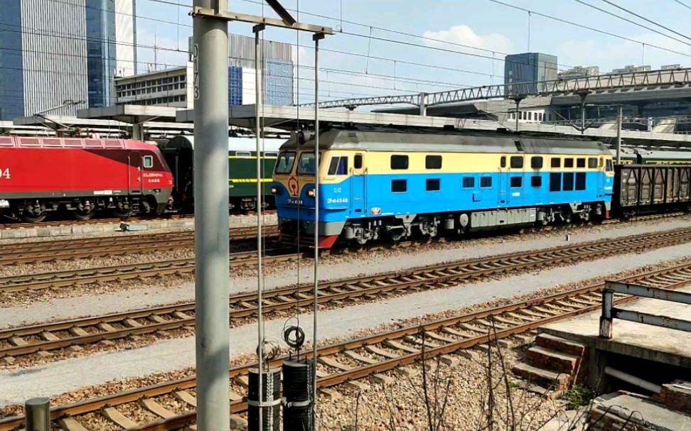 (柳州站)DF4D+敞车货列通过正在停车办客的K22次列车(南宁～北京西...